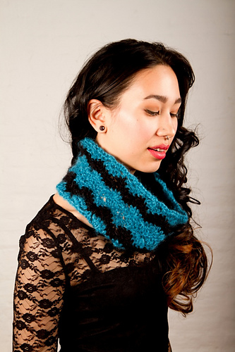 Ravelry: Chevron Shell Cowl pattern by Marie Segares
