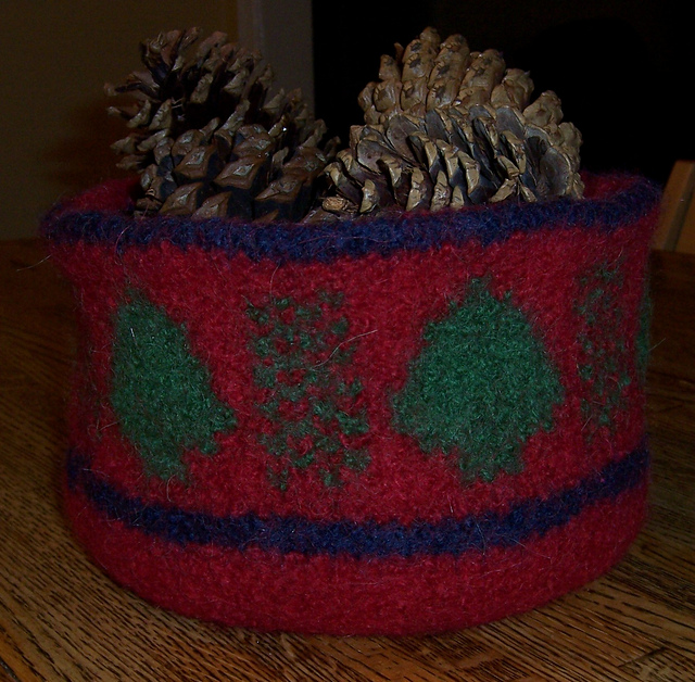 Ravelry: Christmas Bowl (felted) pattern by Mary C. Gildersleeve