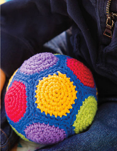 Ravelry: Baby’s First Soccer Ball pattern by Lena Skvagerson