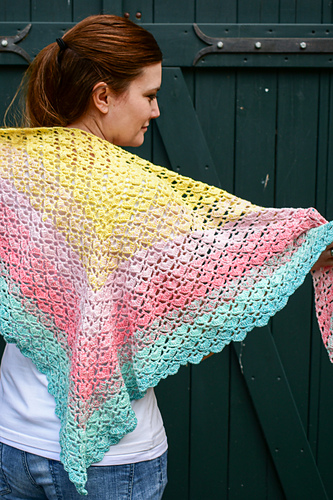 Ravelry: triangular shawl "Bahamas" pattern by Sara Karls