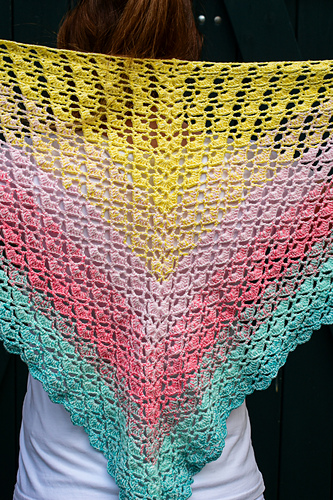Ravelry: triangular shawl "Bahamas" pattern by Sara Karls