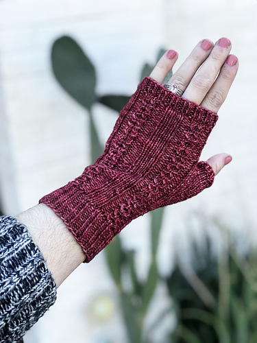 Ravelry: Iris Mitts pattern by Rachael Raimo - Maven Crafted