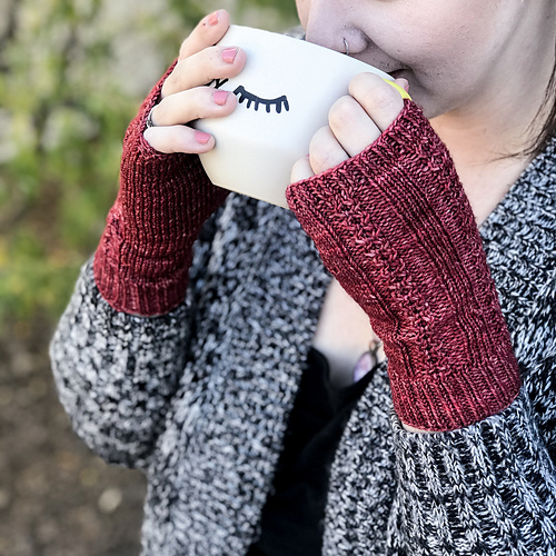 Ravelry: Iris Mitts pattern by Rachael Raimo - Maven Crafted