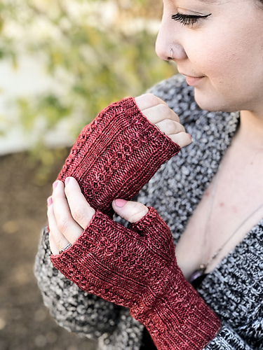 Ravelry: Iris Mitts pattern by Rachael Raimo - Maven Crafted