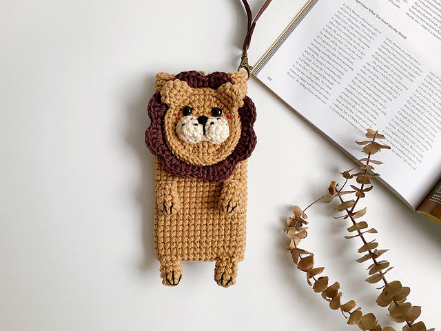 Ravelry: The Lion Cell Phone Case pattern by Meemanan