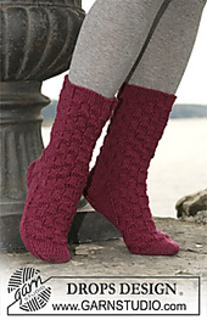 Ravelry: 109-32 socks with diamond pattern pattern by DROPS design