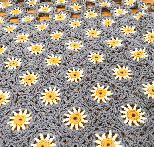 Ravelry: Daisy Wrap pattern by The Mercerie