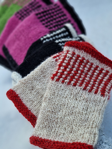 Ravelry: Noppa fingerless glove pattern by Maria Björnståhl