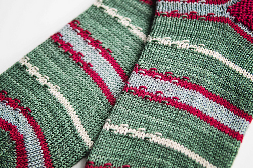 Ravelry: Mistletoe Kisses pattern by Knitting Expat Designs