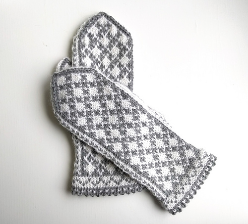 Ravelry: 0-1441 Knock Knock Santa pattern by DROPS design