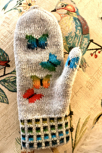 Ravelry: Mittens Aflutter pattern by Nichole Stine