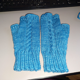 Ravelry: Mnfinn's Cabled hand warmars #02