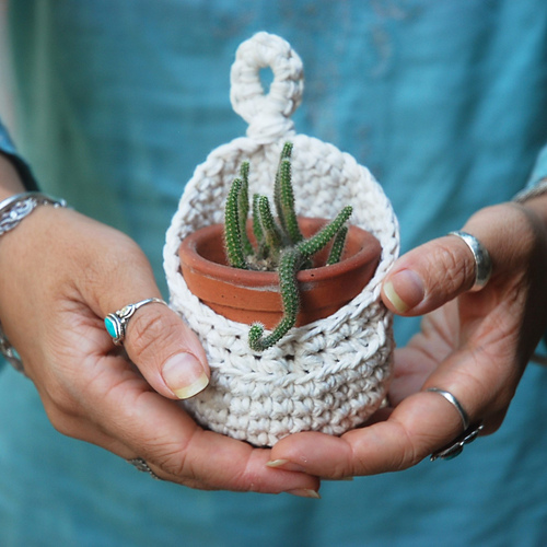 Ravelry: Hanging Pod pattern by Roseanna Murray