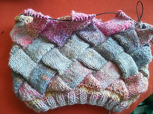 Ravelry: Entrelaçados Cowl pattern by Lulexa - Monica Cabral