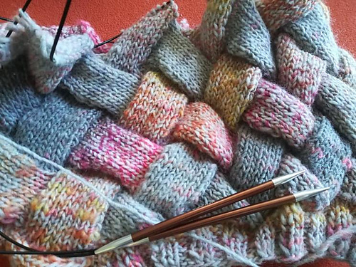 Ravelry: Entrelaçados Cowl pattern by Lulexa - Monica Cabral