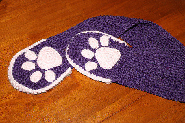 Ravelry: Paw Print Pocket Scarf pattern by Dawn Gillis