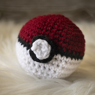 Ravelry: Pokeball pattern by Sami Stearsman