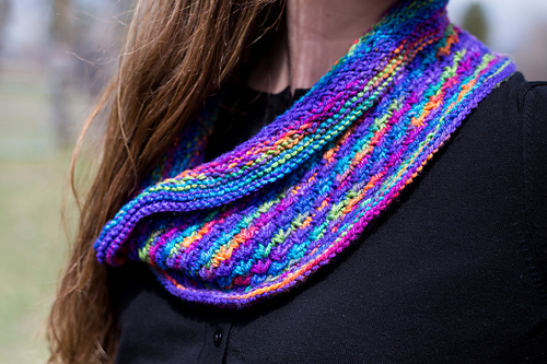 Ravelry: Roundup Cowl pattern by Leslie Taylor