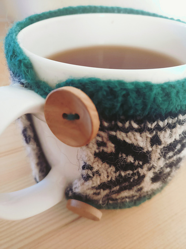 Ravelry: Snowflake Mug Warmer pattern by Munro Sisters3