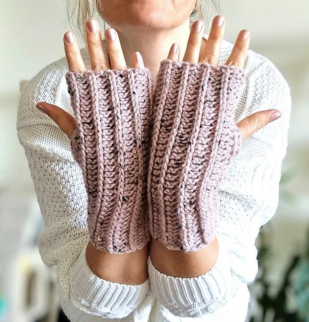 Ravelry: Tweed Hand Warmers pattern by Olga Vogel