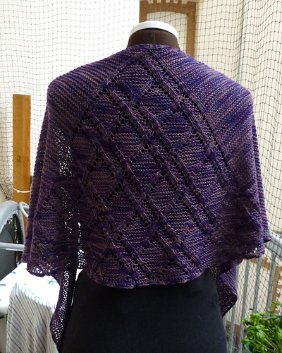 Ravelry: Windowpane Check Shawl pattern by verybusymonkey