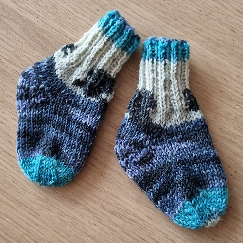 Ravelry: Preemie and Baby Socks pattern by Stefanie Bold