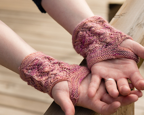 Ravelry: Rosebud Wristlets pattern by Carol Balogh