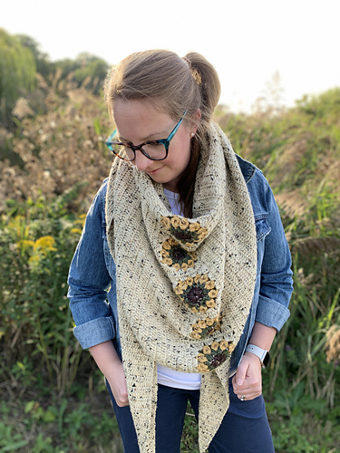 Ravelry: Solig Sunflower Shawl pattern by Mallory Krall
