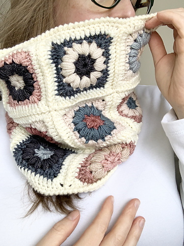 Ravelry: Astrid Granny Cowl pattern by Mallory Krall