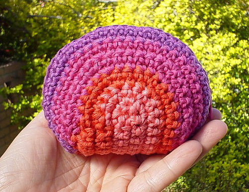 Ravelry: Clamshell Coin Purse pattern by Lisa Hounshell