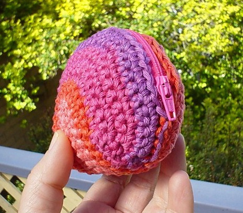 Ravelry: Clamshell Coin Purse pattern by Lisa Hounshell