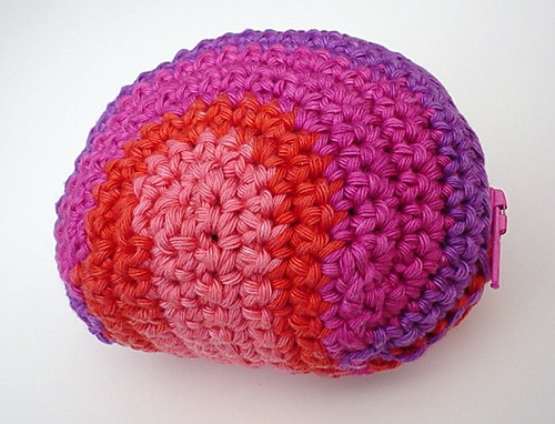 Ravelry: Clamshell Coin Purse pattern by Lisa Hounshell