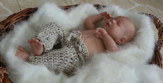 Ravelry: Newborn Pants pattern by Janel Feathers