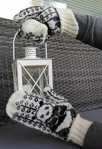 Ravelry: Reverse Panda Mittens pattern by Rebecca Tsai