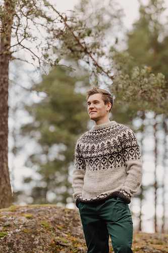 Ravelry: Romola pattern by Laura Pajula and Liisa Saarenmaa