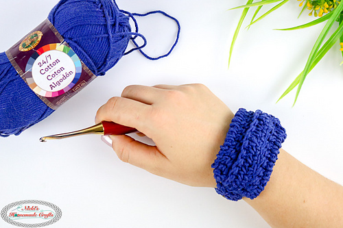 Ravelry: Easy Wrist Pouch pattern by Nicole Riley