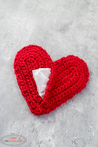 Ravelry: Heart Pouch pattern by Nicole Riley