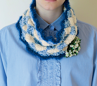 Ravelry: Entrelac Snood pattern by Makiko Okamoto (岡本 真希子)