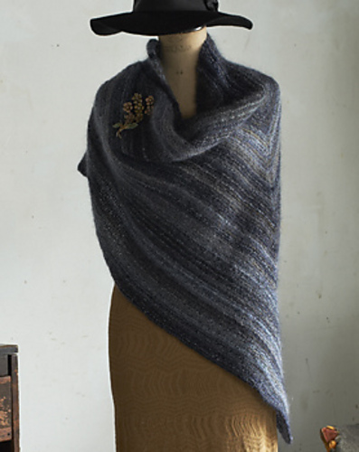 Ravelry: Blue Gradient Yarn Triangle Shawl pattern by Yoko Hatta (風工房)