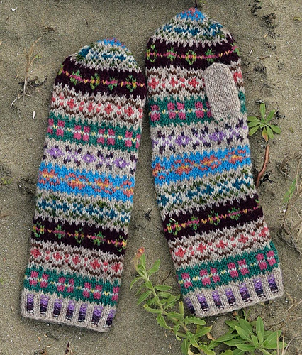 Ravelry: #18 Fair Isle Mittens pattern by Yoko Hatta (風工房)