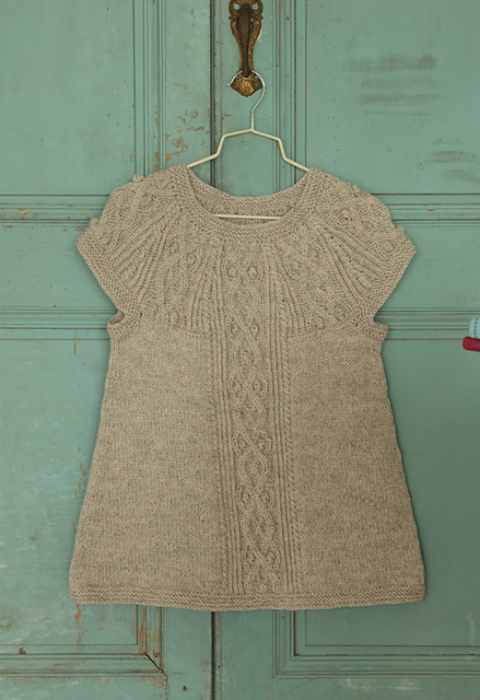 Ravelry: Round-yoke Aran Tunic pattern by Mayumi Kawai (河合真弓)