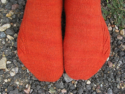 Ravelry: Indian Feather Socks (side design) pattern by Daniela Nii