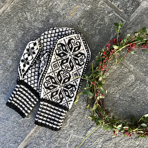 Ravelry: Selbu Mittens with Six-Petaled Roses pattern by Nina Granlund ...