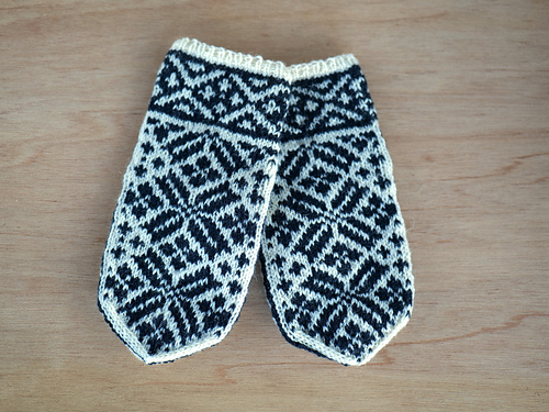 Ravelry: Bellatrix mittens pattern by Inger Berg
