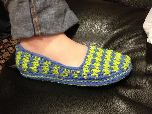 Ravelry: Sea Breeze Houndstooth Slippers pattern by Maria Bittner