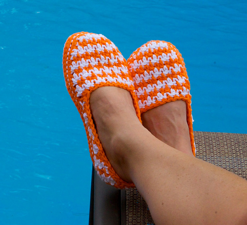 Ravelry: Sea Breeze Houndstooth Slippers pattern by Maria Bittner