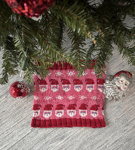 Ravelry: Here Comes Santa Cowl pattern by Paula Marie Designs