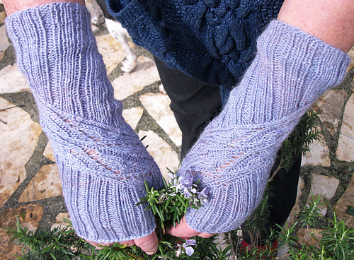 Ravelry: Curlicue pattern by Anna Richardson