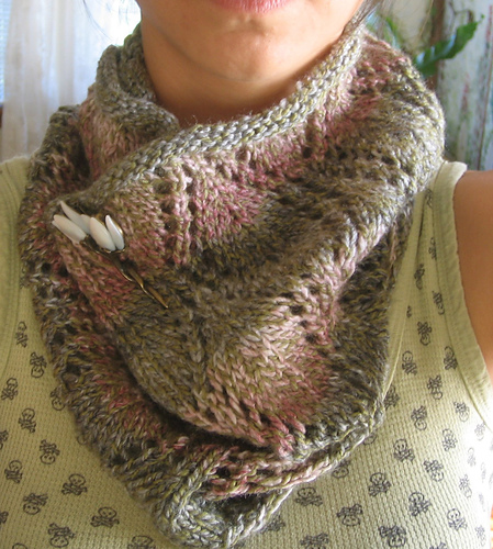 Ravelry: A Noble Cowl pattern by modtitan