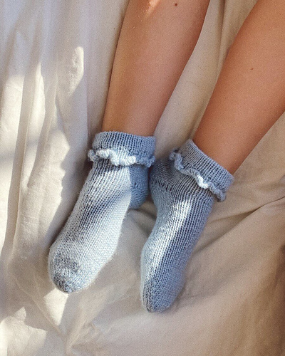 Ravelry: Ruffle Socks Junior pattern by PetiteKnit